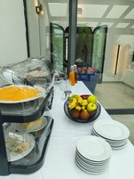 Pequeno-almoço continental diário mediante uma taxa 