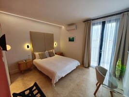 Quarto Duplo Comfort, varanda, vista para o jardim | Quartos insonorizados, ferro/tábua de engomar, Wi-fi grátis 