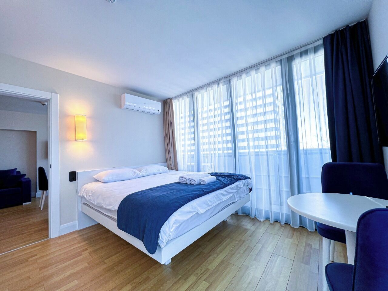 Apartamento superior | Cofres nos quartos, escrivaninha, espaço de trabalho para notebook