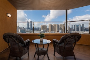 Roupa de alta qualidade, edredões de penas, minibar, secretária