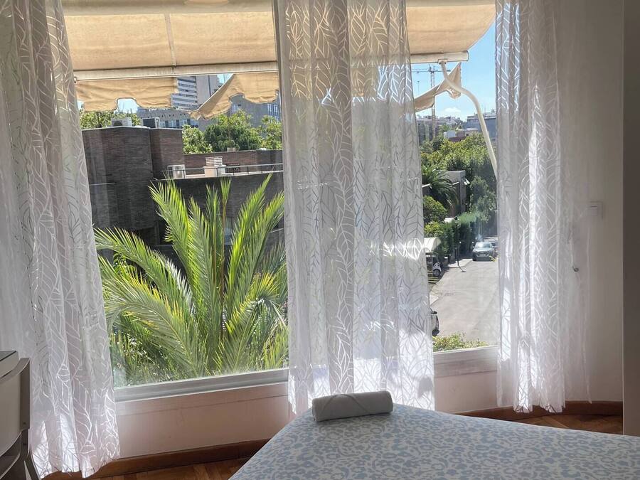 Quarto Triplo Comfort, pátio, Vista para a cidade | Edredões de penas, secretária, Wi-fi grátis