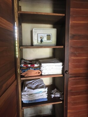 Waterfront bungalow on Manga be beach, beach restaurant, swimming pool ...