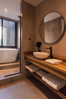 Quarto Individual Premium, varanda | Casa de banho | Um secador de cabelo, toalhas fornecidas, sabão, champô