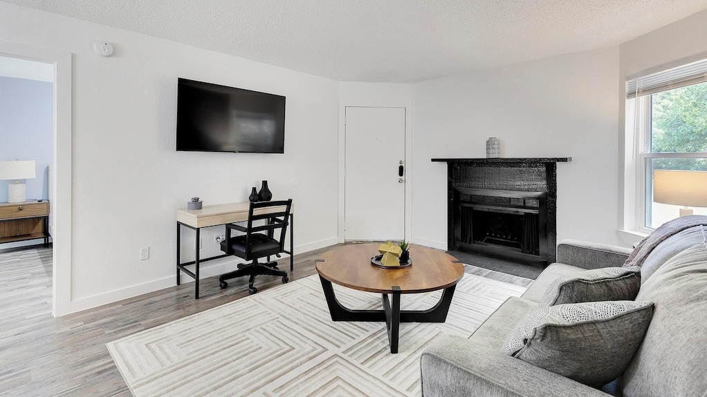 Landing | Beautiful 2bd, Pool, Tennis Court - Lancaster, TX