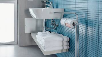 Apartamento Comfort | Casa de banho | Um polibã, um secador de cabelo, um bidé, toalhas fornecidas