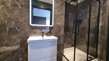 Quarto Duplo Deluxe, Vista para a cidade | Casa de banho | Artigos de higiene pessoal grátis, toalhas fornecidas, sabão, champô
