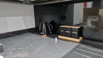 Minifrigorífico, um micro-ondas, um forno, uma placa de cozinha