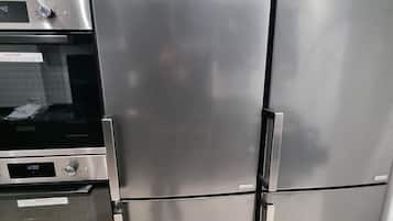 Minifrigorífico, um micro-ondas, um forno, uma placa de cozinha