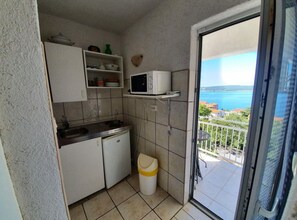 Apartamento (Duga House Apartment A4) | Cozinha privada | Um frigorífico 