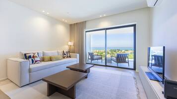 Apartamento, 1 quarto, vista para o mar | Sala de estar | Televisor LCD de 32 polegadas com canais por cabo