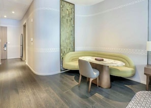 Apartamento luxo, vista para a cidade | Área de estar