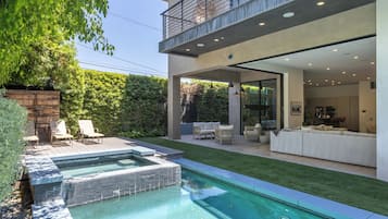 Piscina externa, funciona das 8h às 22h, espreguiçadeiras