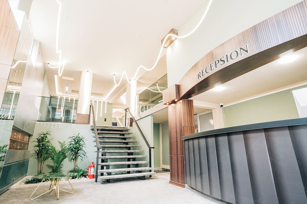 Noon Central Hotel - Tirana