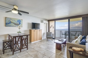 Apartamento em Condomínio Fechado, 1 quarto, vista para o resort | Sala de estar