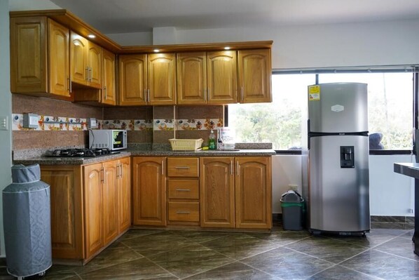 Apartamento Deluxe, pátio, Vista para a cidade | Cozinha privada