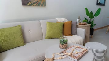 Apartamento luxo, varanda | Área de estar