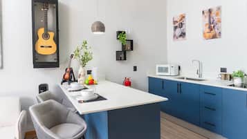 Apartamento clássico, varanda | Opções para refeição no quarto