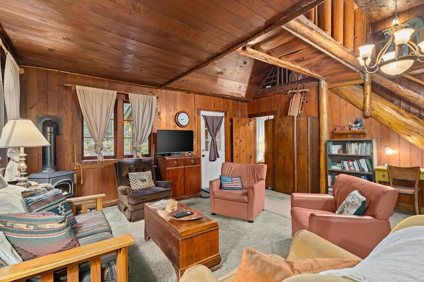 Quaint Mt. Hood Forest Retreat - Lost Lake, OR