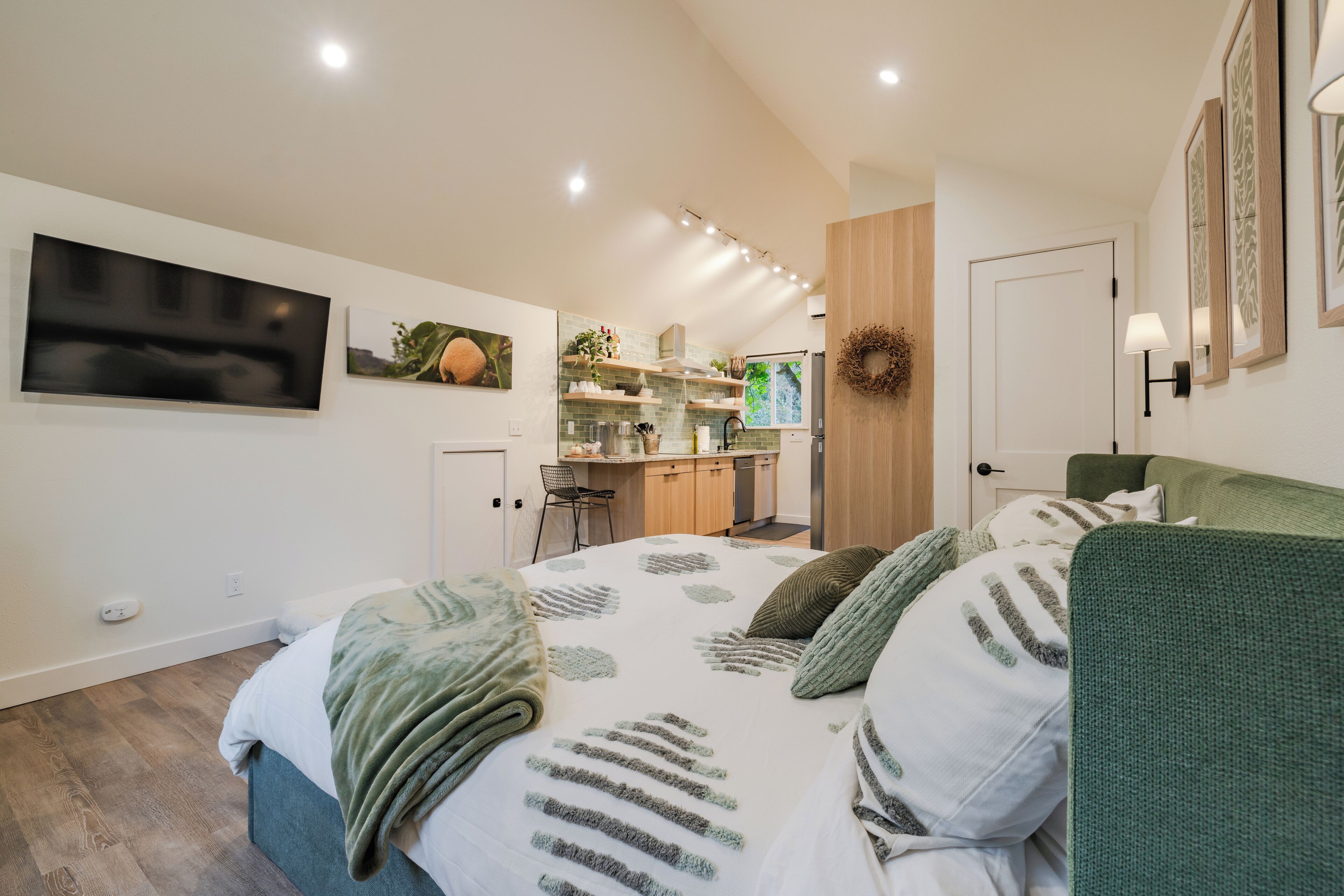 The Gateway Barn - Cozy King Suite & Walk To Main Street - Issaquah, WA