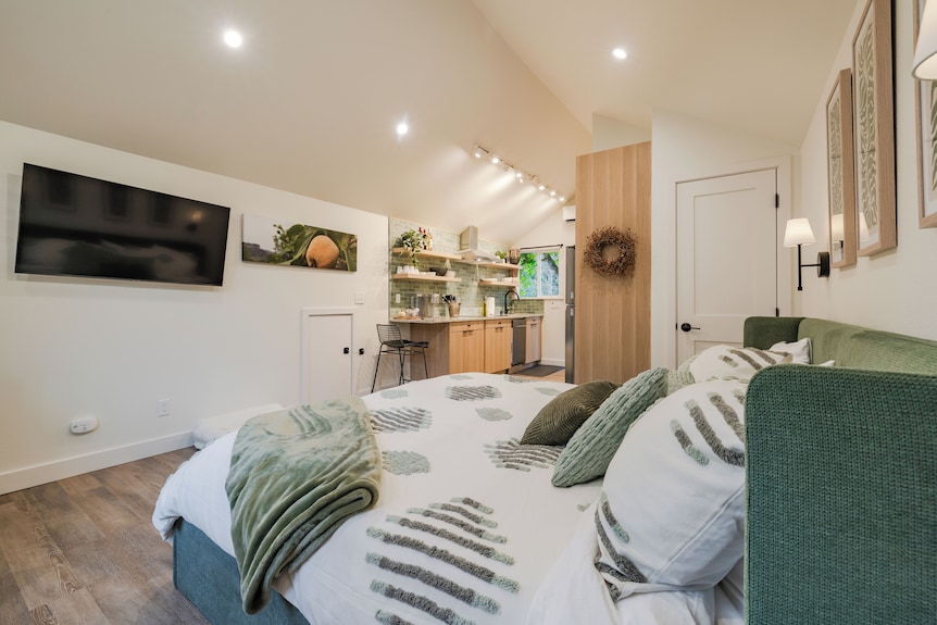 The Gateway Barn - Cozy King Suite & Walk To Main Street - Issaquah, WA