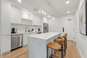 Suite Deluxe, 1 quarto, varanda | Cozinha privada | Um frigorífico, um micro-ondas, um forno, uma placa de cozinha