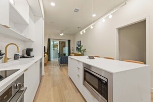 Suite Executiva, 1 quarto, varanda | Cozinha privada | Um frigorífico, um micro-ondas, um forno, uma placa de cozinha 