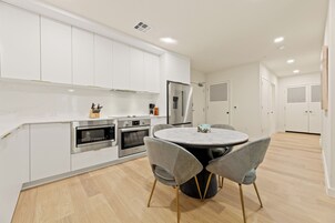 Apartamento Executivo, 2 quartos, varanda | Sala de estar | Smart TV de 55 polegadas com canais digitais