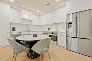 Apartamento Executivo, 2 quartos, varanda | Cozinha privada | Um frigorífico, um micro-ondas, um forno, uma placa de cozinha