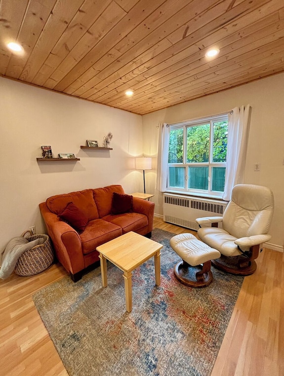 Bright & Spacious Guesthouse Steps From Downtown Salmon Arm & Hospital - Salmon Arm