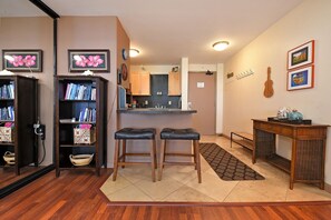 Apartamento em Condomínio Fechado, 1 quarto, vista para o oceano | Sala de estar
