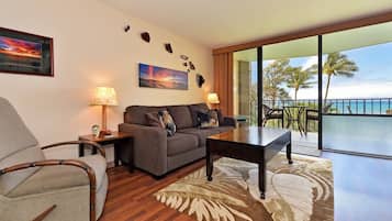 Apartamento em Condomínio Fechado, 1 quarto, vista para o oceano | Sala de estar