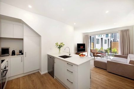 Villa, 3 quartos | Cozinha privada | Um frigorífico, um micro-ondas, um forno, uma placa de cozinha . Swiss-Belvillas Coronet Peak