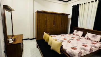 Quarto casal família, sacada, vista para a montanha | Escrivaninha, espaço de trabalho para notebook, Wi-Fi de cortesia