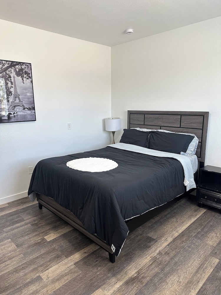 Charming studio in delightful Salem with central heating and cooling ...
