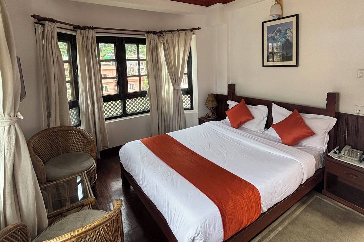 Quarto Duplo Deluxe, 1 cama king-size, vista para a colina | Secretária, secretária adequada para computadores portáteis