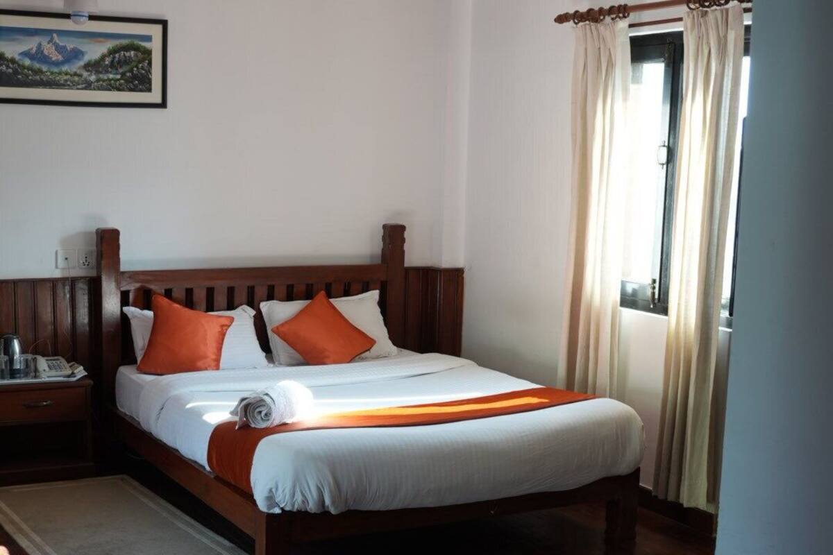 Quarto Duplo Standard, varanda, vista para a colina | Secretária, secretária adequada para computadores portáteis