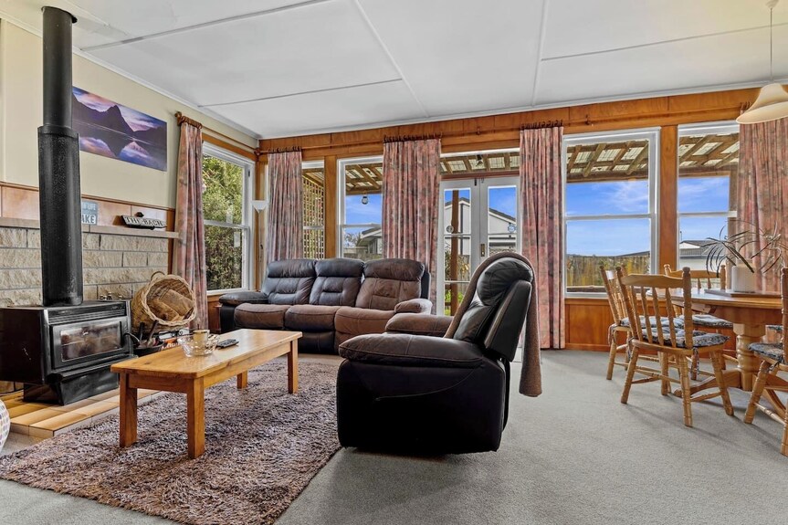 Sunny Hilltop Red Bach W Lake And Mountain Views - Taupo