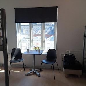 Dormitório Partilhado Básico, em dormitório misto, Vista para a cidade | Roupa hipoalergénica, secretária