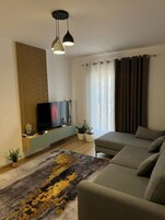 Apartamento, varanda, Vista para a cidade | Sala | TV de ecrã plano 