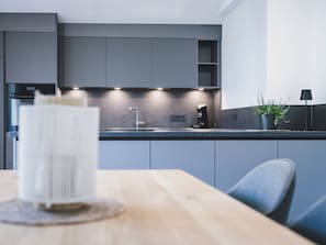 Condo luxo, sacada, vista para a montanha | Opções para refeição no quarto