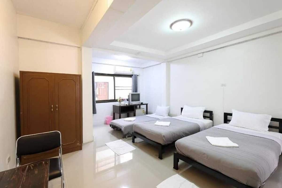 Quarto Triplo Superior | Secretária, Wi-fi grátis, roupa de cama fornecida