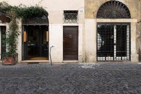 Luxury Loft Campo De Fiori: Two-Bedroom Suite Reviews, Deals & Photos ...