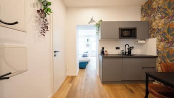 Apartment 7, Sleeps 4 | Cozinha privada | Um frigorífico, um micro-ondas, um forno, uma placa de cozinha