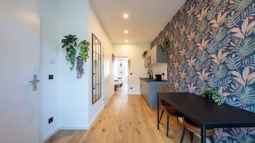 Apartment 6, Sleeps 3 | Cozinha privada | Um frigorífico, um micro-ondas, um forno, uma placa de cozinha