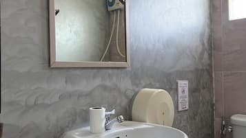 Produtos de toalete grátis, secador de cabelo, toalhas de banho