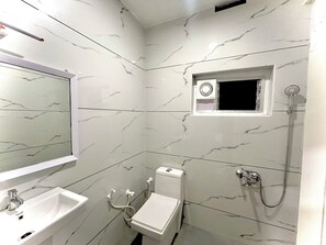 Quarto casal standard, vista para o jardim | Banheiro
