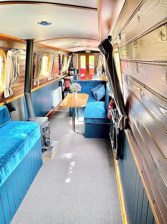 Pretty Narrowboat Moored In Private Garden, (Sleeps 4), Hanwell, West London. -