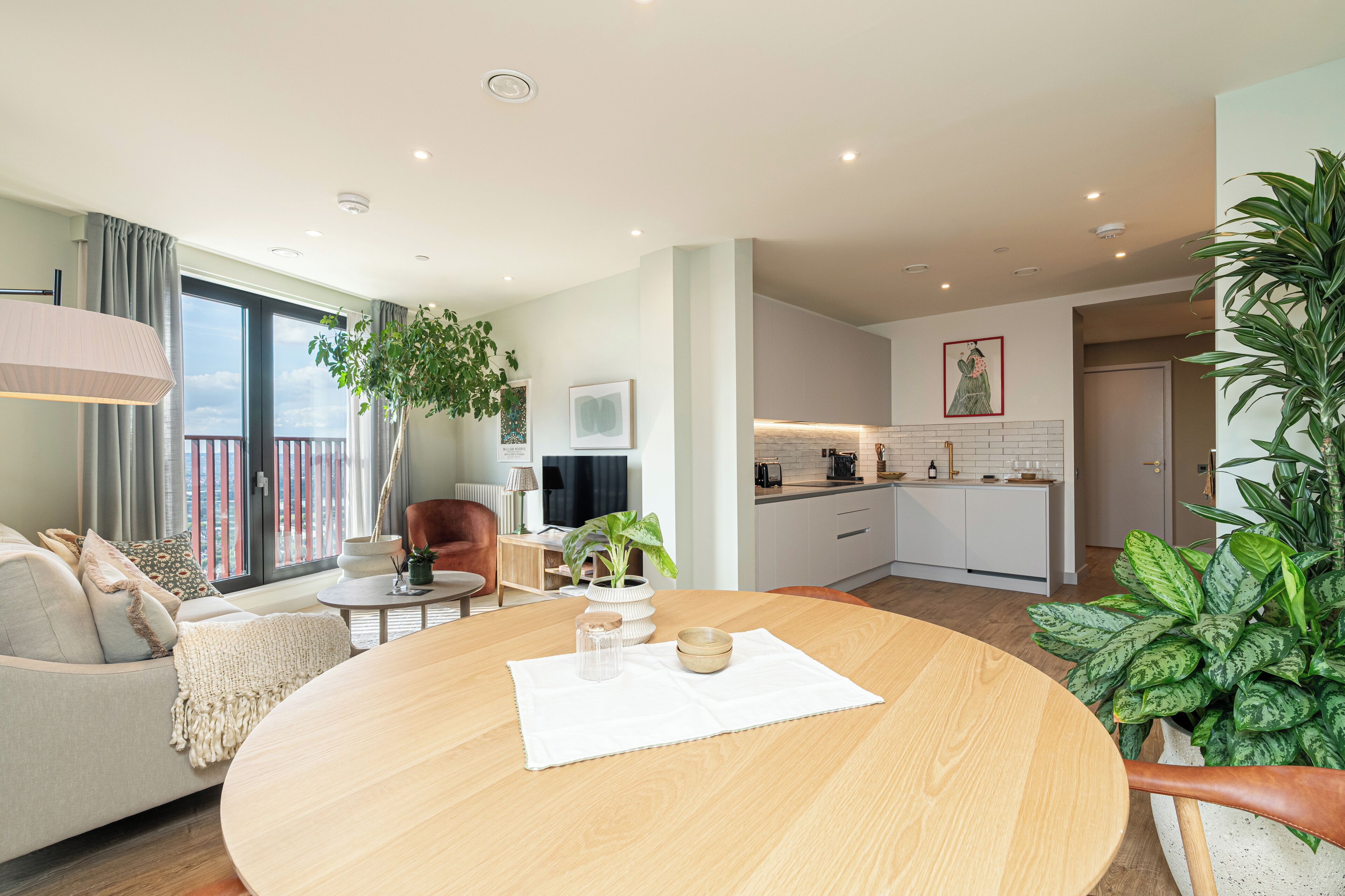 Um apartamento moderno com sala de jantar, cozinha e sala de estar.