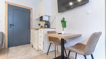 Apartamento Básico | Kitchenette privada | Minifrigorífico, um micro-ondas, um forno, uma placa de cozinha