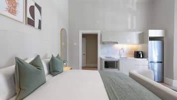 Suite-Estúdio, pátio | Cozinha privada | Um frigorífico, um micro-ondas, uma placa de cozinha